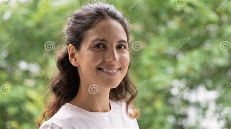 Giovane Donna Latina Emozionante E Sorridente Che Posava In Natura