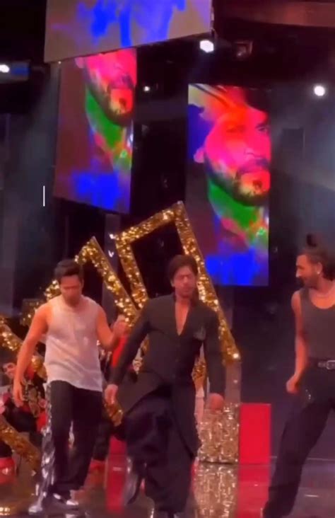 Breaking Shah Rukh Khan Dances To Jhoome Jo Pathaan For The First Time
