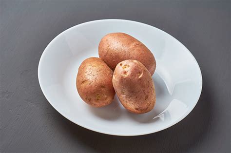 어두운 스크래치 콘크리트에 흰색 세라믹 플레이트에 세 신선한 원시 감자 갈색에 대한 스톡 사진 및 기타 이미지 갈색 개체