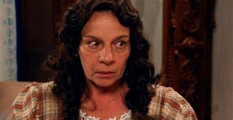 Resumo da novela Êta Mundo Bom Eponina fica morrendo de medo do cegonho