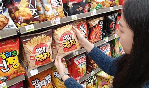 편의점 알바생도 진열하다가 사 먹는 과자 데일리