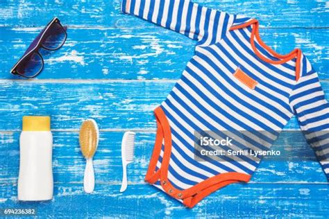 파란 나무 배경에 해변에 아기 어린이 여름 물건 텍스트 복사 공간 최고 볼 수 있습니다 귀여운에 대한 스톡 사진 및 기타 이미지 귀여운 모험 배경 주제 Istock