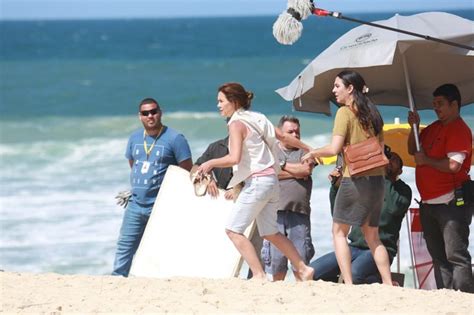 EGO Adriana Esteves grava cenas de Justiça na Praia da Macumba no
