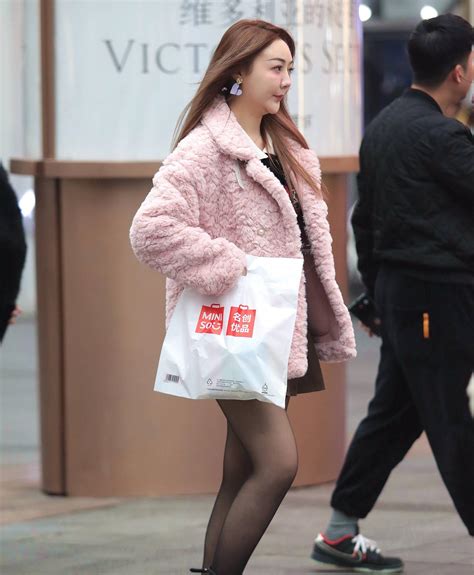 黑丝街拍包臀裙 街拍疯 引领美女街拍潮流风尚