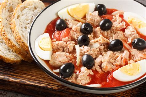 토마토 통조림 참치 검은 올리브 삶은 달걀 및 양파 근접 촬영으로 만든 전통적인 무르시아 샐러드 모제 테 가로 올리브에 대한