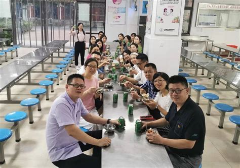 庆国庆，共团圆 东师南湖校工会组织留校教师包饺子活动孙璟