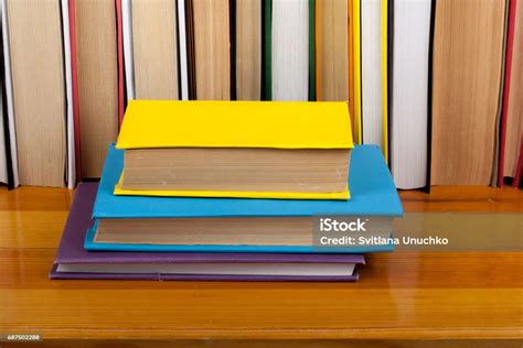 오픈도 서 나무 테이블에 대 한 Hardback 화려한 책 학교 돌아가기 텍스트에 대 한 공간을 복사 합니다 교육 사업 개념