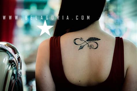 Tatuajes De Plumas Para Mujer Y Su Significado Tatuajes Cuello