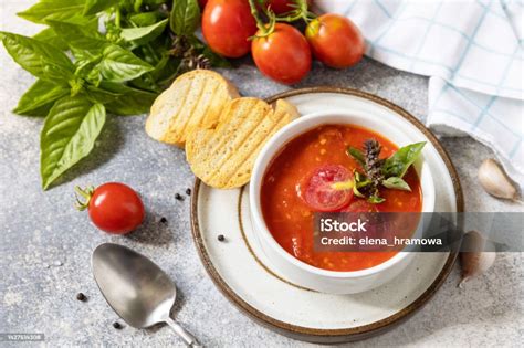 비건 수프 퓌레 토마토 채식주의 건강한 식단 돌 테이블에 바질과 크루톤을 곁들인 토마토 크림 수프 한 그릇 0명에 대한 스톡 사진 및 기타 이미지 Istock
