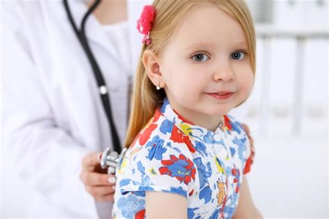 El Pediatra Est Cuidando Al Beb En El Hospital La Ni A Est Siendo