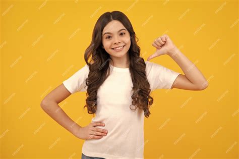 Счастливый подросток позитивные и улыбающиеся эмоции девочки подростка