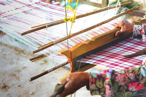 기계 또는 손으로 직물 직물 전통적인 가구를 사용 하 여 할머니의 손에 옷감을 짜기 위한 직조 면에 대한 스톡 사진 및 기타 이미지 Istock