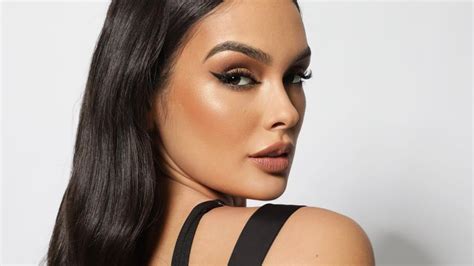 Ex Bbb Larissa Santos Empina O Bumbum Com Look Colado E Impressiona Fãs