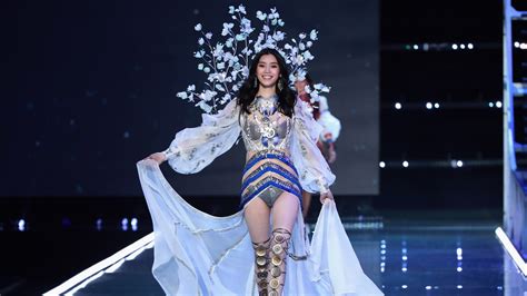 Ming Xi Falls On The Victorias Secret Runway Teen Vogue