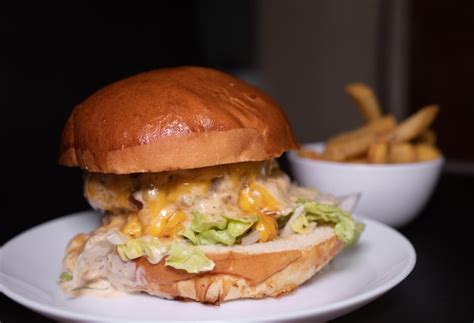 Una Hamburguesa Con Papas Fritas En Un Plato Foto Premium