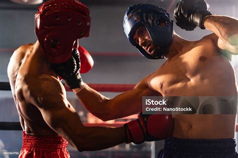 권투 경기에서 안전 헬멧을 쓴 두 명의 운동선수와 근육질의 권투 선수 자극 2명에 대한 스톡 사진 및 기타 이미지 2명 건강한 생활방식 격투기 Istock