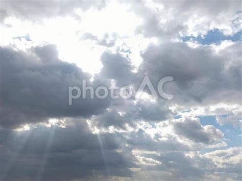 雲の隙間から漏れる光 No 29205951｜写真素材なら「写真ac」無料（フリー）ダウンロードok