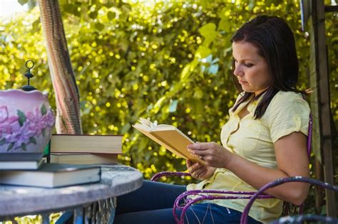 정원에서 여자 읽기 책 무료 사진