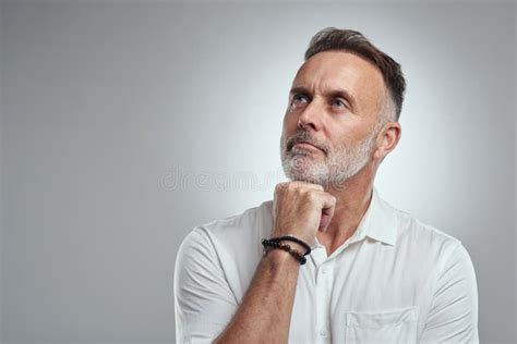 我的脑部有太多的标签 在灰色背景中一个看起来体贴的成熟男子的摄影棚 库存照片 图片 包括有 非正式 白种人 259568586
