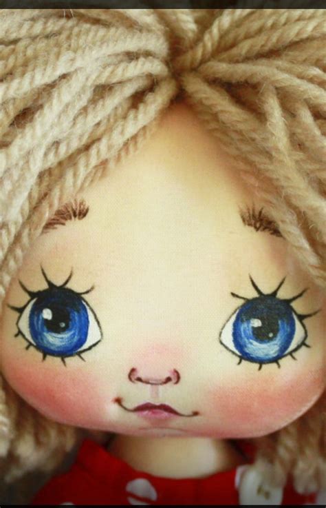 Кукла с голубыми глазами и блондинистыми волосами