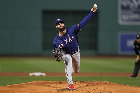 Phillies Considering Former Cy Young Award Winner
