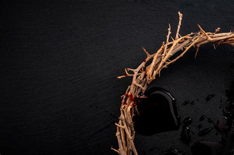 부활절 휴일 예수 부활의 기독교 축 하와 극적인 빛과 복사 공간 검은 돌에 피에 덮여 가시의 왕관에 가까운 그리스도 개념의 열정 0명에 대한 스톡 사진 및 기타 이미지