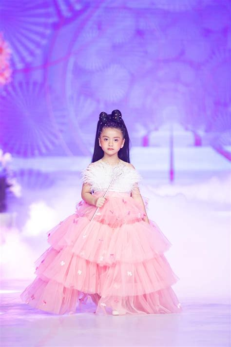 Mẫu Nhí Annie Phương Anh Hội Ngộ Hoa Hậu Ngọc Châu Tại Wedding Expo