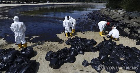 싱가포르 석유 유출 사고 수습 총력오염 해변 폐쇄