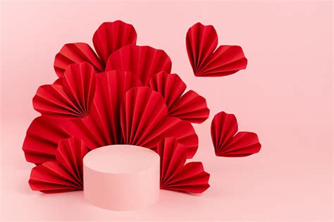공중 부양 빨간 종이 하트가 있는 부드러운 파스텔 핑크 무대 모형 프레젠테이션 화장품 광고 디자인 복사 공간을 위한 쇼케이스로 단일 원형 연단 발렌타인 데이 장면