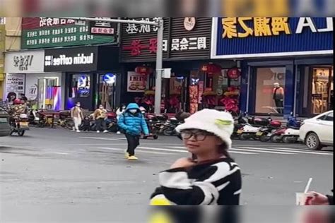 男子街道上直播跳舞，自食其力可以，但也要注意交通安全。