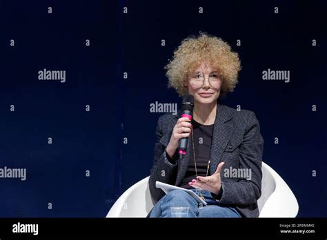 La Periodista Italiana Paola Arosio Habla En La Edición 2023 De La