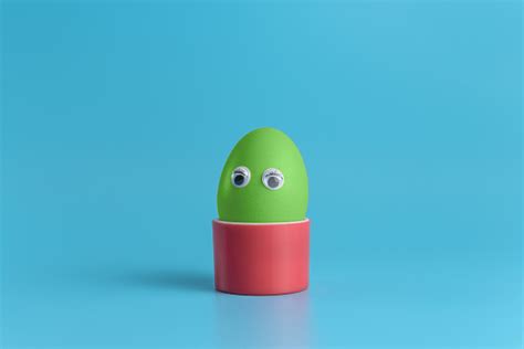 파란색 배경에 둥근 빨간 상자에 눈을 가진 녹색 계란 최소한의 행복 부활절 개념 장식입니다 텍스트 모형의 공간을 복사합니다 0명에 대한 스톡 사진 및 기타 이미지 Istock