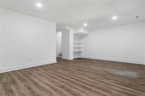 가구가 없는 방 가정 건축 거실 건축 계단 구조 설계 깨끗한 공간 깨끗한 디자인 내장 선반 널찍한 뉴트럴 팔레트 도시 생활 모던 한 객실 미니멀리스트