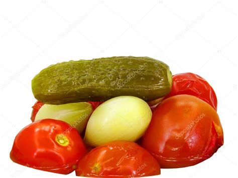 Pepinos Y Tomates En Escabeche Sobre Un Fondo Blanco