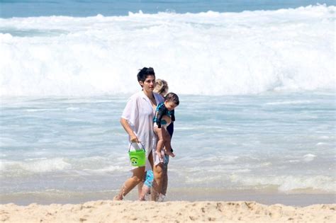 Nanda Costa e Lan Lahn se refrescam na praia as filhas gêmeas Quem QUEM News