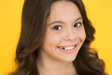 Porque Todos Veem O Seu Sorriso Menina Sorrindo Sem Dente De Bebê