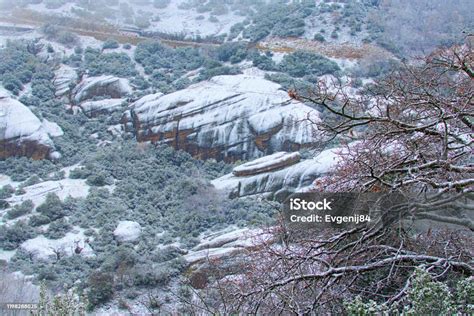 유성에서 산에서 경치 좋은 겨울 전망 도로입니다 안개와 가벼운 눈보라 신성한 기독교 장소 유럽에서 유명한 관광 지와 여행 목적지