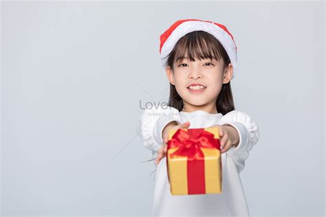 크리스마스 선물을주는 어린 소녀 사진 무료 다운로드 Lovepik