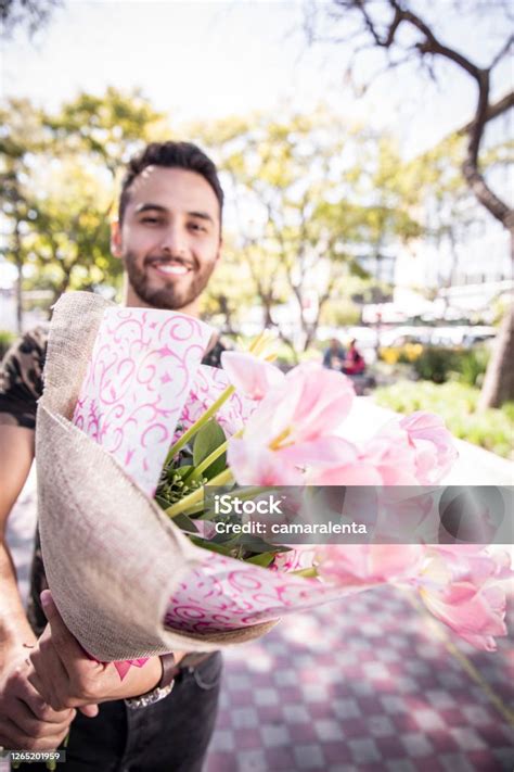 야외에서 상호 사랑을 표현하는 사랑에 행복한 젊은 부부 멕시코 커플 거리에 대한 스톡 사진 및 기타 이미지 거리 긍정적인 감정 표현 남성 Istock