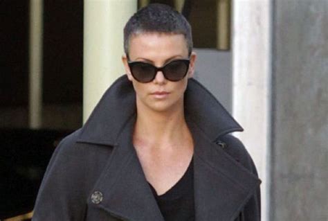 Už se nestydí Charlize Theronová vyrazila ven a ukázala oholenou hlavu