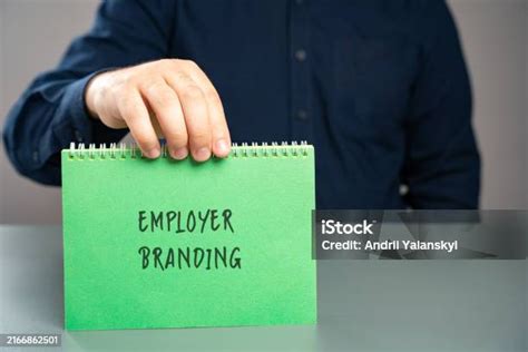 고용주 브랜딩 개념 직원과 근로자 사이에서 고용주로서 가지고 있는 평판 사업가의 손에 들린 메모 비즈니스 및 금융 개념에 대한 스톡 사진 및 기타 이미지 Istock