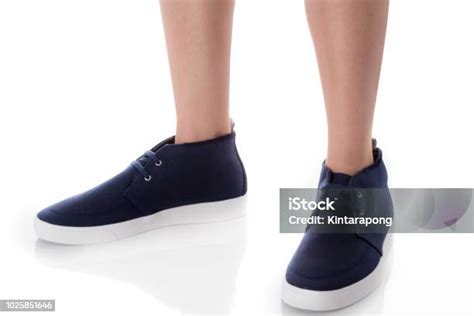 남자 발 Hipster 스타일에서 블루 패션 신발 입고 측면 서 볼 흰색 배경 남자의 패션 컨셉에 격리 가냘픈에 대한 스톡 사진