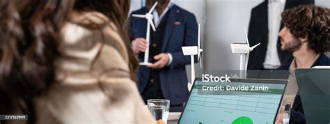 지속 가능한 혁신 프로젝트를 위해 함께 일하는 사업가들과 함께하는 수평 배너 또는 헤더 녹색 재생 에너지 개념 노트북에 초점 Staff Meeting에 대한 스톡 사진 및