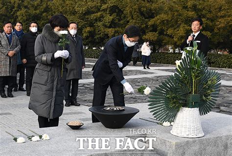 김경수 전 지사 부인 김정순 씨와 노무현 전 대통령 묘역 참배 포토 포토 기사 더팩트