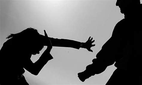 Atacó A Su Mujer A Golpes De Puño Y La Amenazó De Muerte Con Un Cuchillo