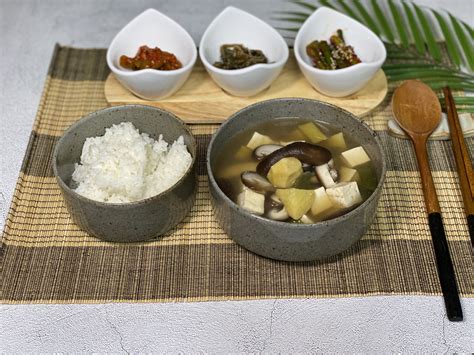 깊고 진한 국물맛이 좋은 버섯열매마국