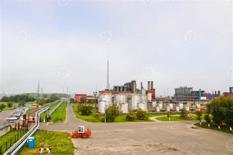 Paisagem Industrial Plantas Qu Micas Tubos E Colunas Abaixo Est Um Trator Laranja Fuma A