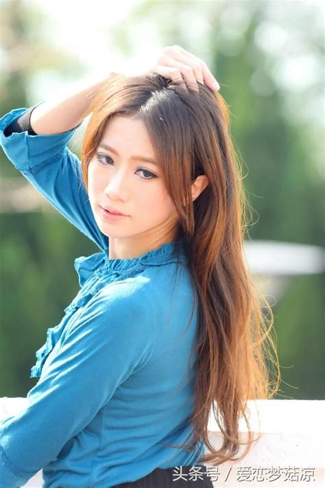 青松邊玩樂的清新美人 每日頭條