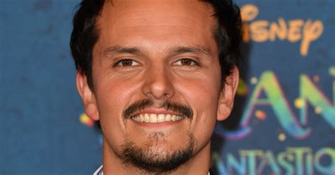 Juan Arbelaez Très épris De Cassandre Danse Sensuelle Et Collée