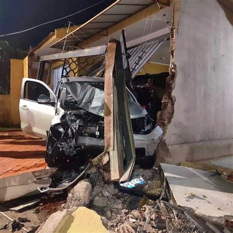 Motorista invade garagem de casa em acidente na Avenida América